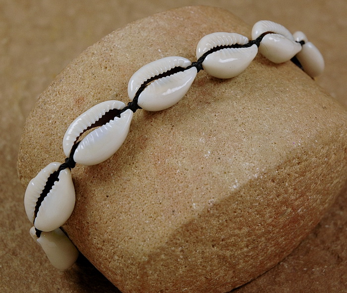 Afrika Armband mit schönen Kauri Muscheln - Afrikasia.de