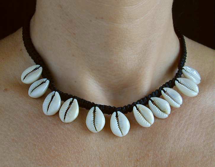Afrikanische Kette mit Kauri Muscheln - Afrikasia.de