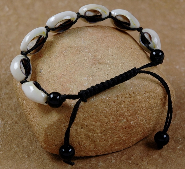 Afrika Armband mit schönen Kauri Muscheln - Afrikasia.de
